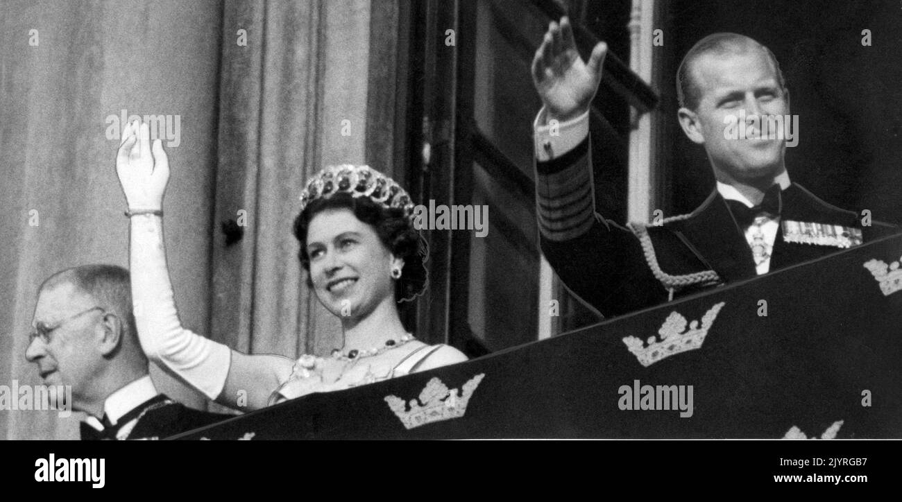 King Gustaf VI Adolf, Queen Elizabeth II and Prince Philip waving to ...