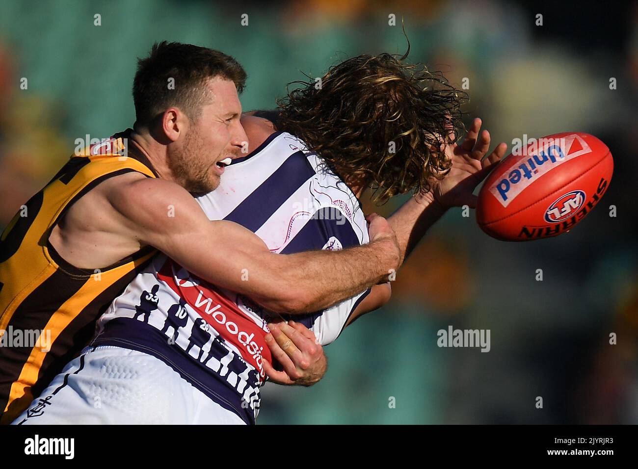 Liam Shiels of Hawthorn (left) tackles David Mundy of the Dockers ...
