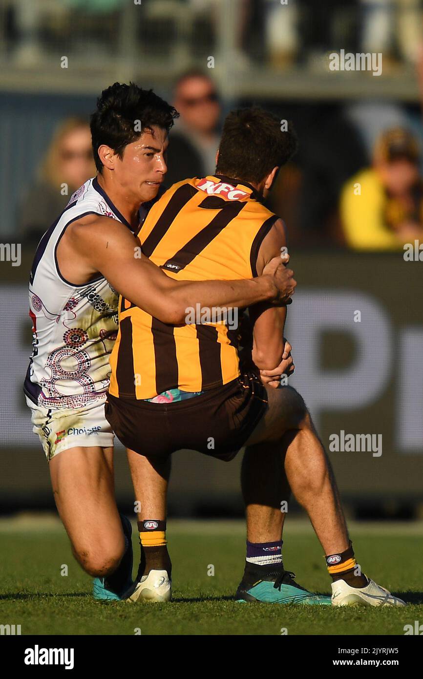 Bailey Banfield of the Dockers (left) tackles Daniel Howe of Hawthorn ...