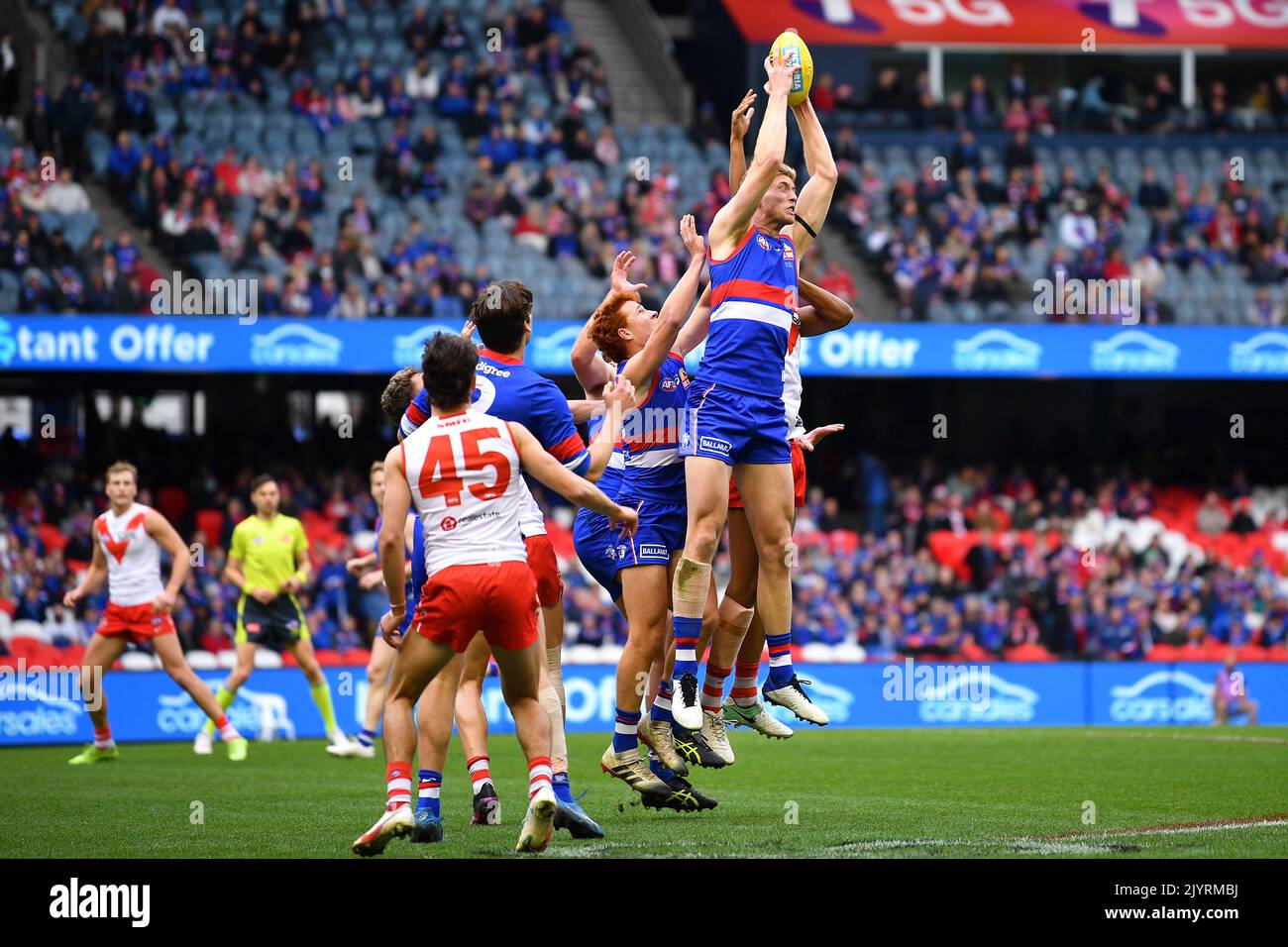 Tim English of Western Bulldogs (right) marks the footy during the ...