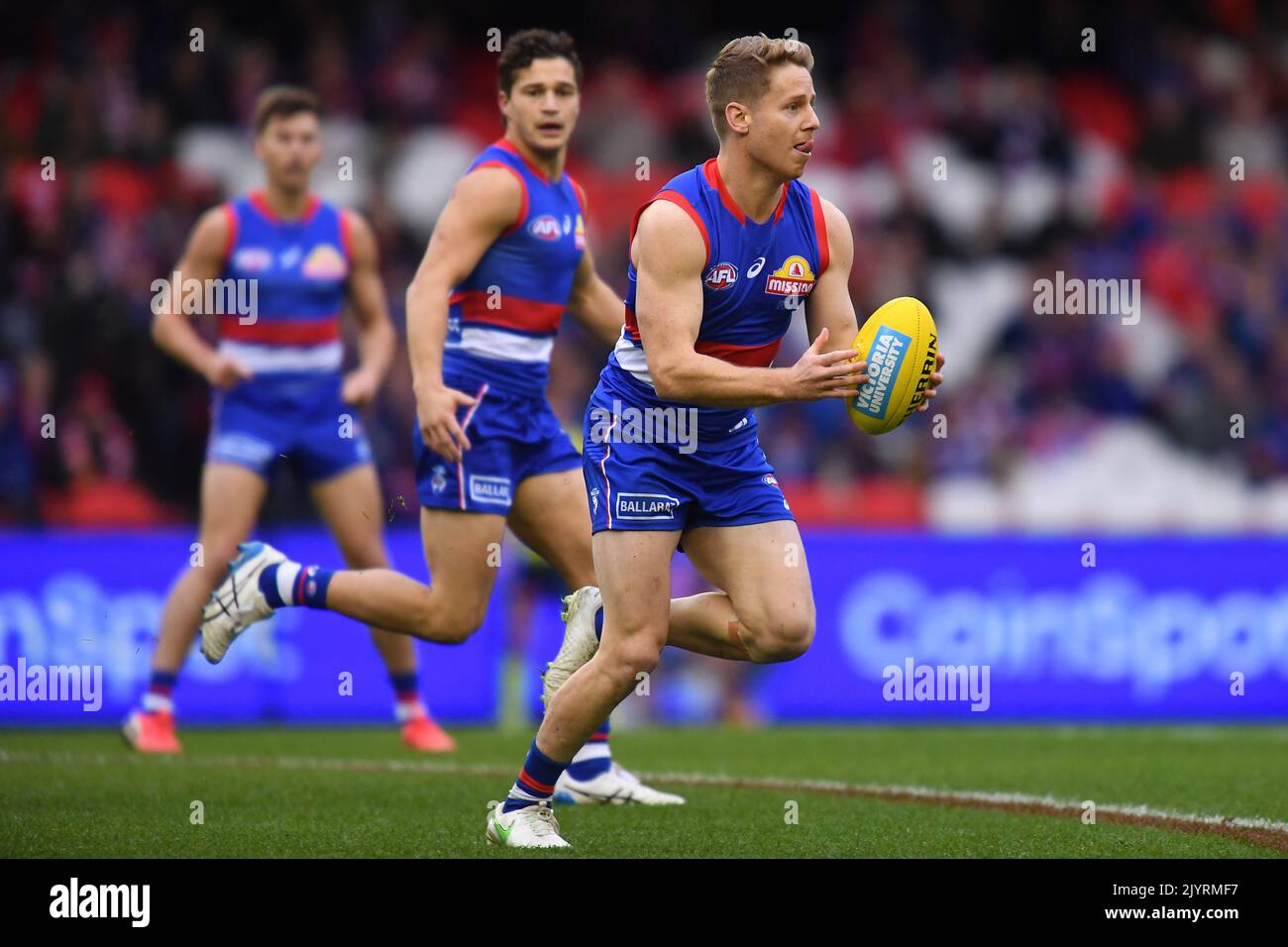 Lachie Hunter of Western Bulldogs (right) in action during the Round 17 ...