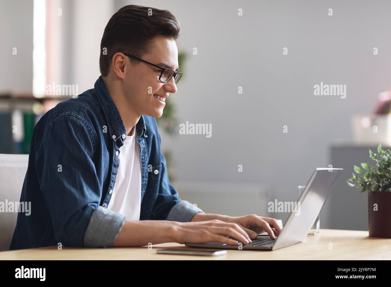 Side view young employee in hi-res stock photography and images - Alamy