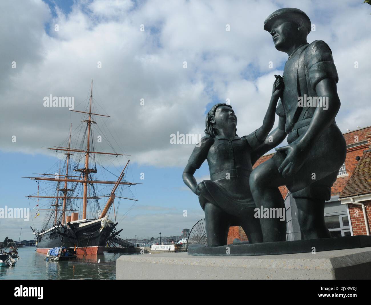 MUD LARK STATUE AND HMS WARRIOR, PORTSMOUTH HISTORIC DOCKYARD ...
