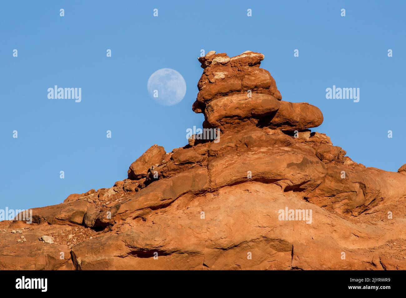 Rising moon behind an Entrada sandstone rock formation in Arches ...
