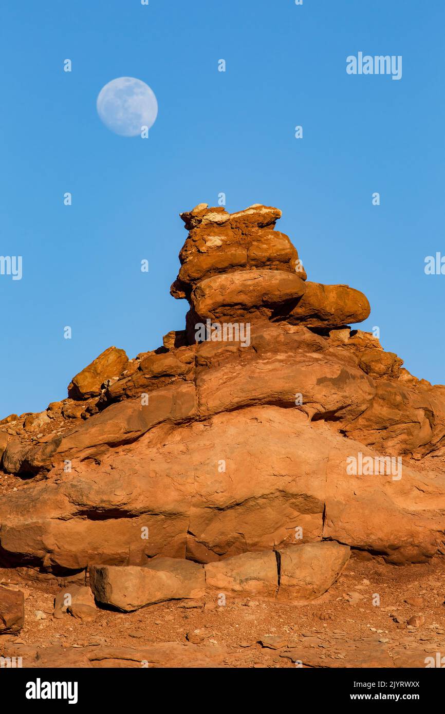 Rising moon behind an Entrada sandstone rock formation in Arches ...