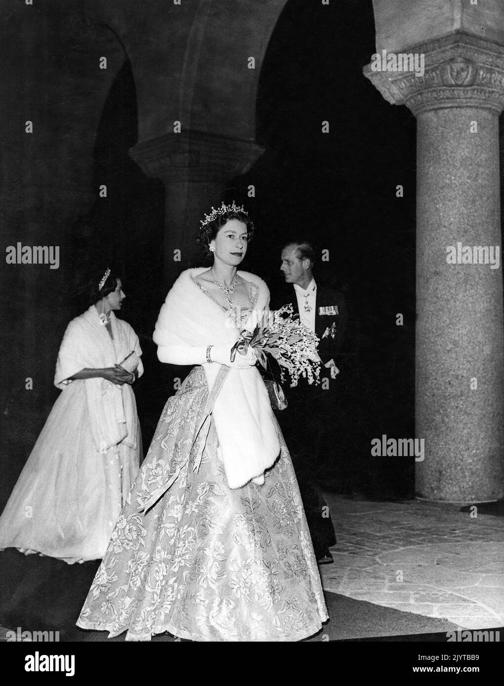 Queen Elizabeth II arrives at the Amaranth Ball in Stockholm City Hall ...