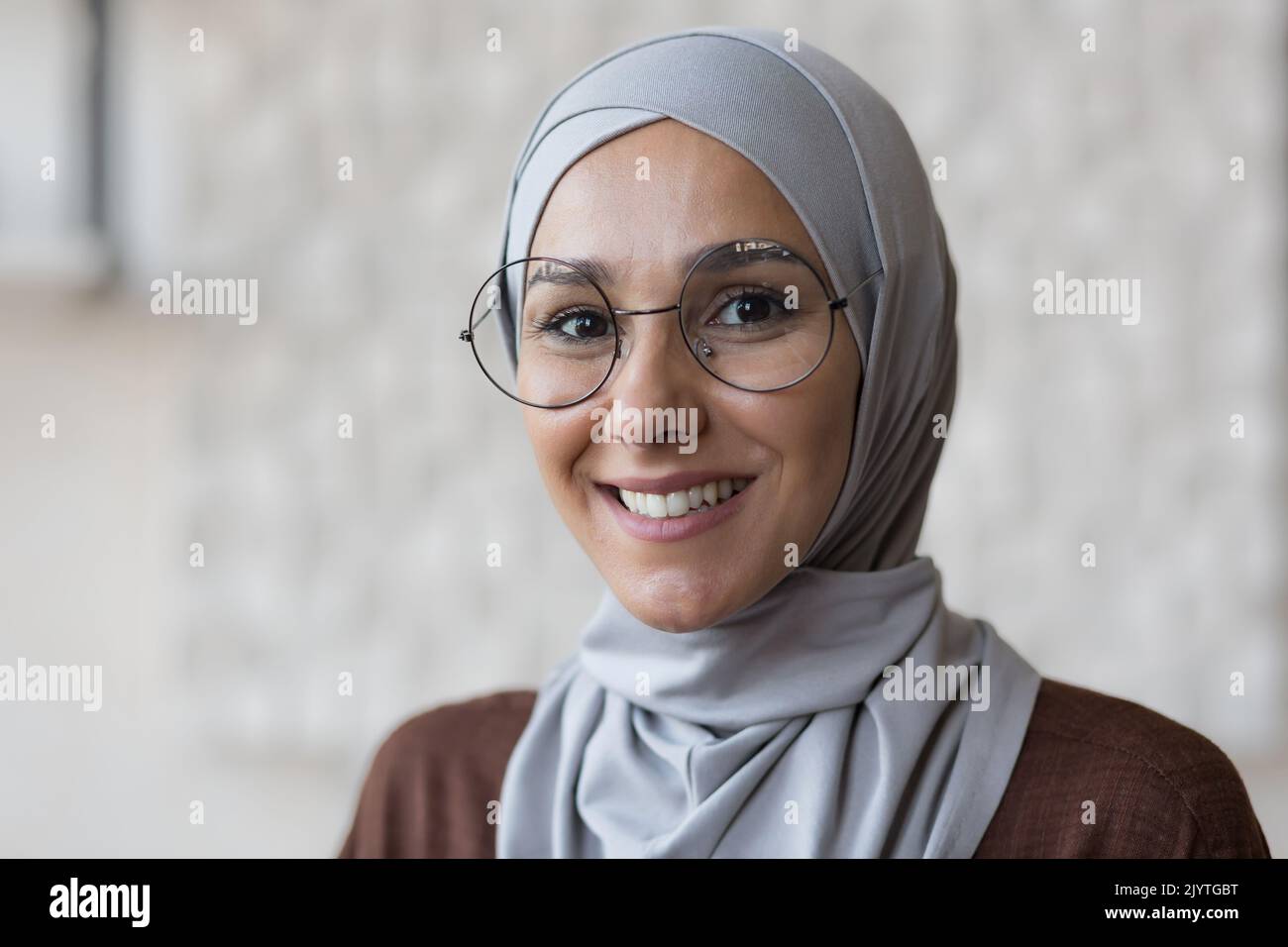 Smiling middle eastern woman hi-res stock photography and images - Alamy