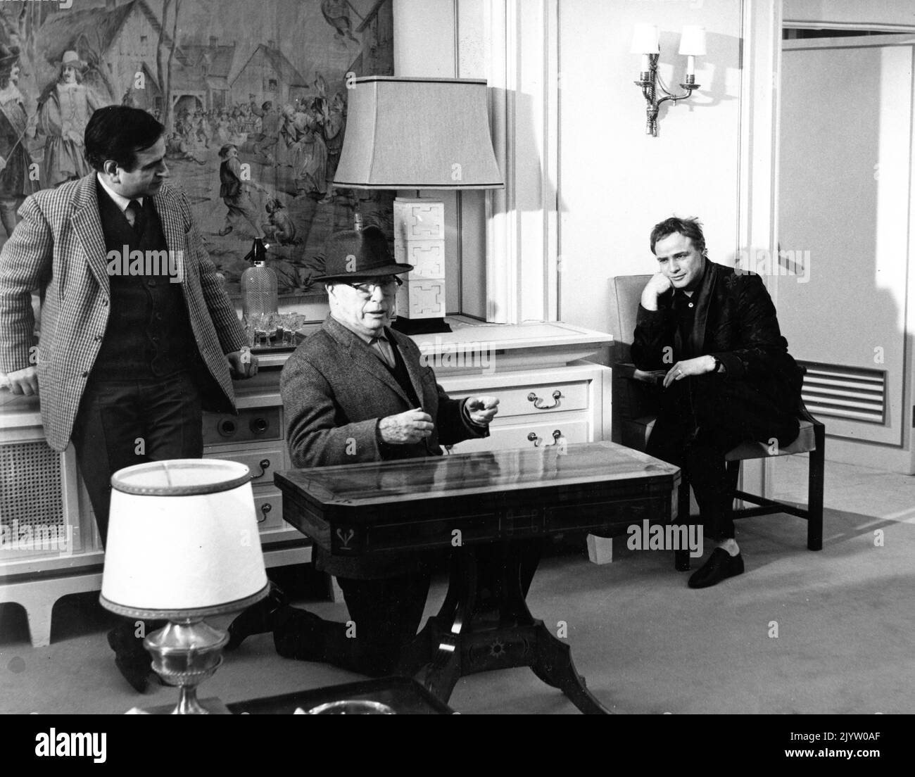 Producer JERRY EPSTEIN CHARLIE CHAPLIN and MARLON BRANDO on set candid ...