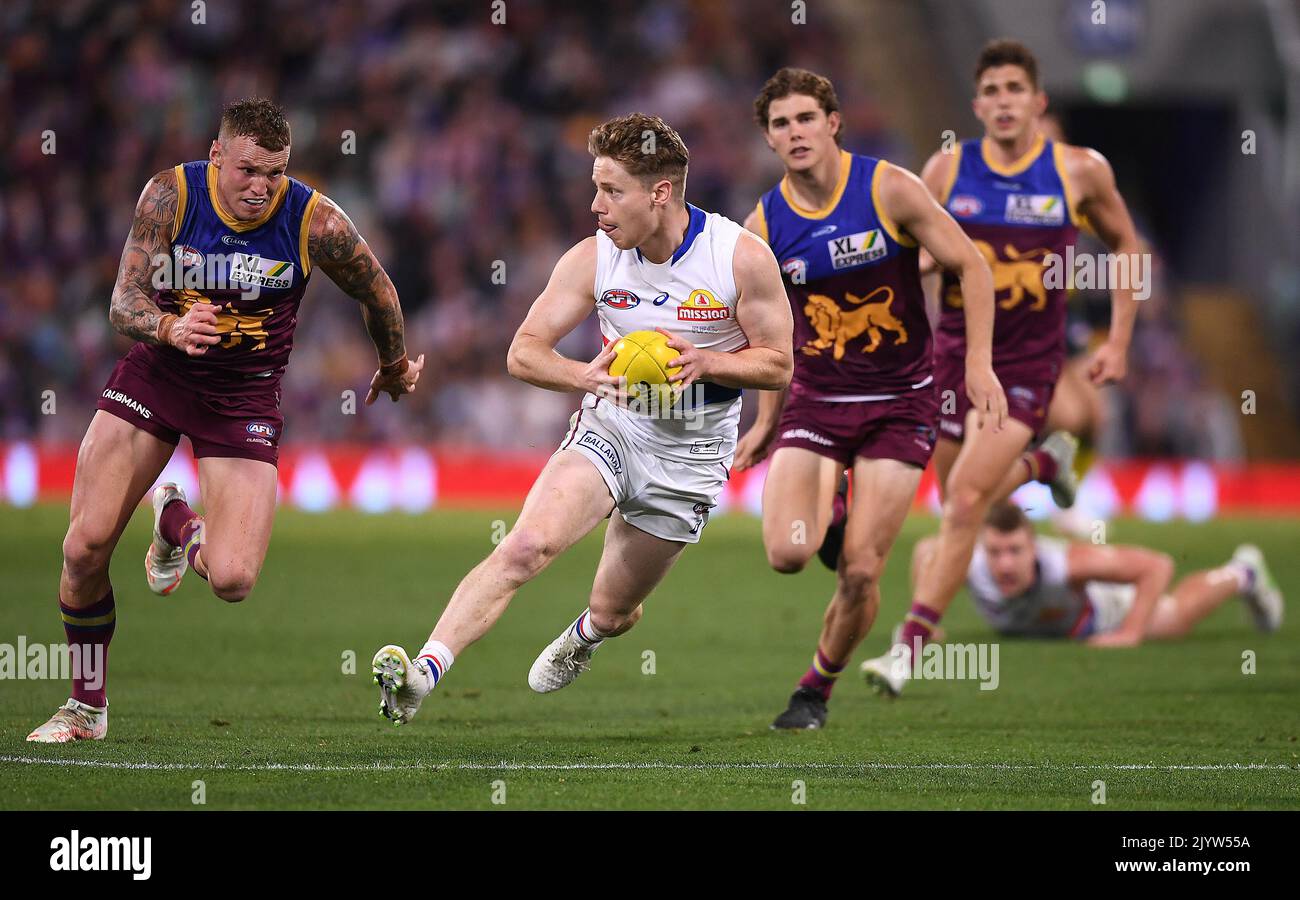 Lachie Hunter of the Bulldogs during the AFL First Semi Final match ...
