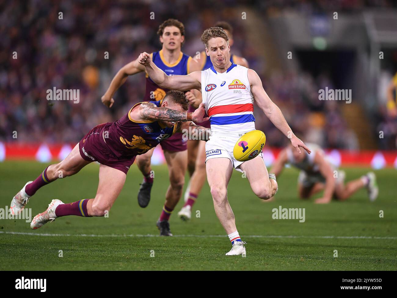 Lachie Hunter of the Bulldogs during the AFL First Semi Final match ...