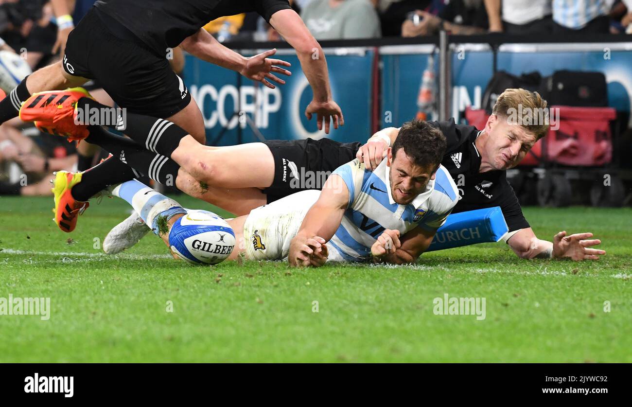 Emiliano Boffelli (centre) of the Pumas scores a try during the Round 4 ...