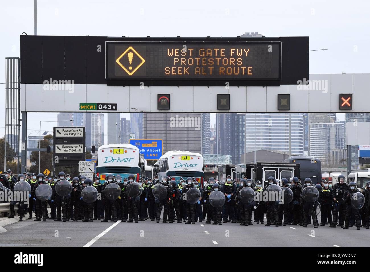 Riot police wait for CMFEU construction workers and far right activists ...