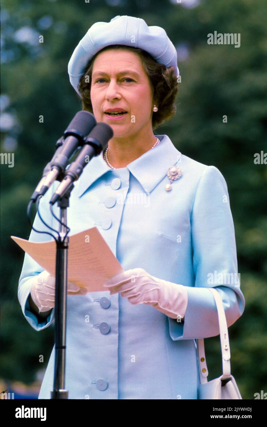 President gerald ford queen elizabeth ii on arrival white house hi-res ...