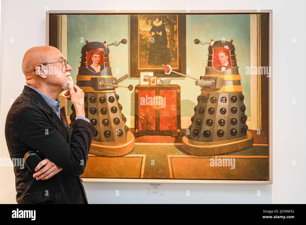 London, UK. 08th Sep, 2022. The artist, Paul Slater with his work 'L ...