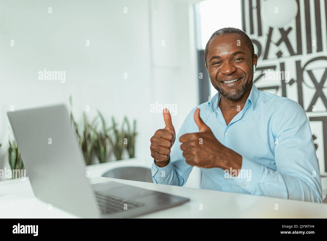 Man showing the middle finger hi-res stock photography and images - Alamy