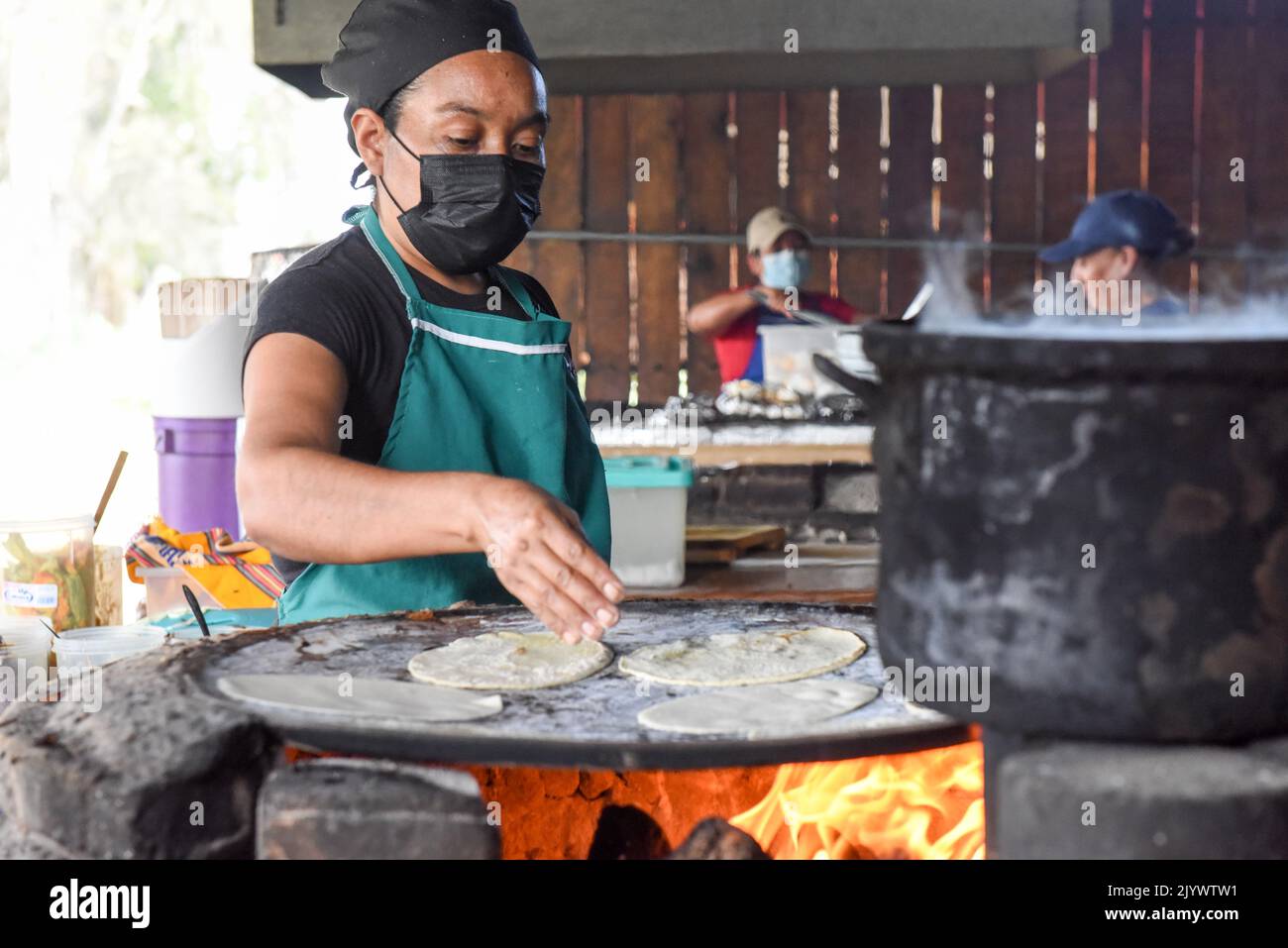 Mexican woman cooking tortillas on an open fire, Oaxaca Mexico Stock ...