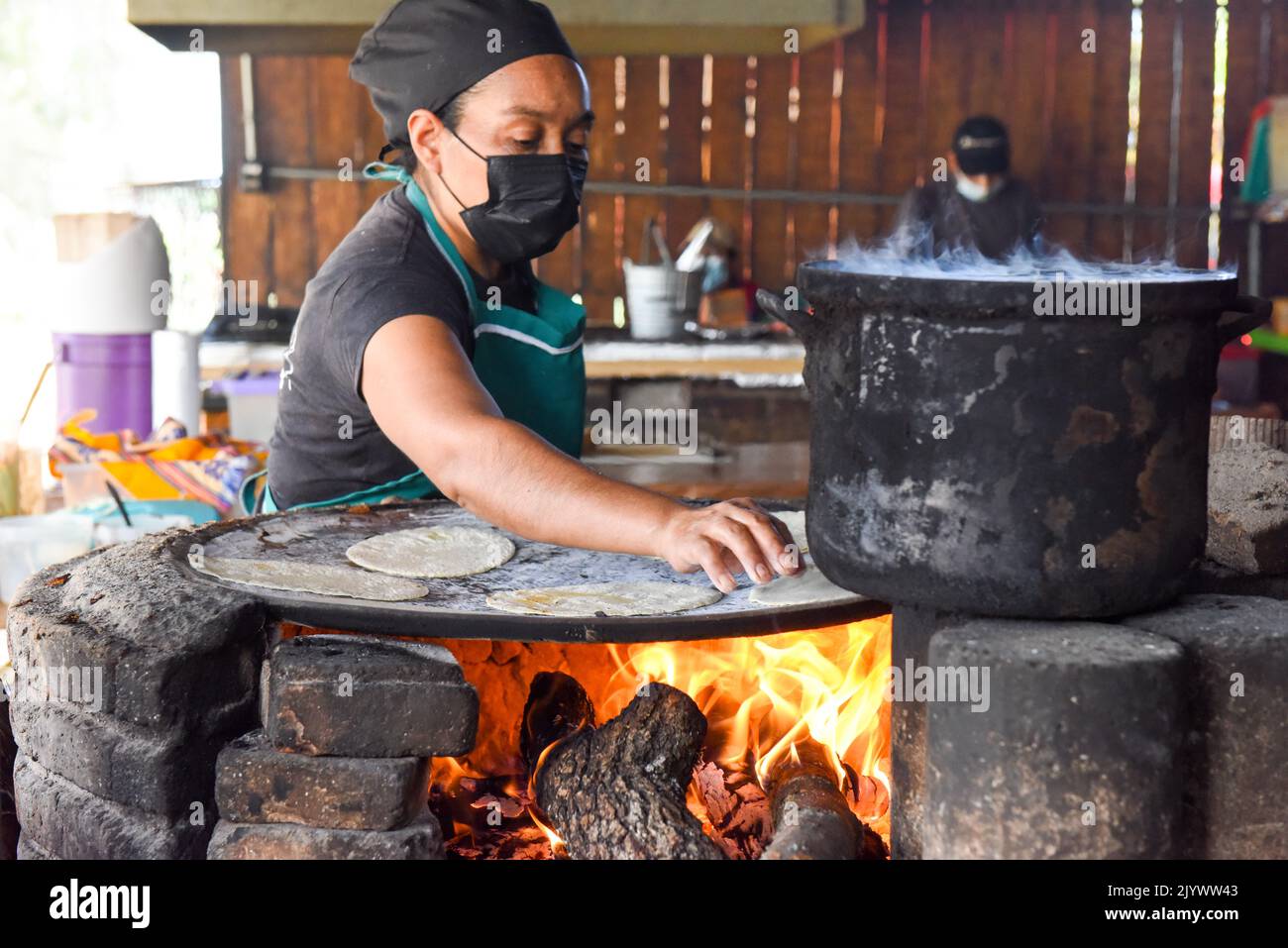 Mexican woman cooking tortillas on an open fire, Oaxaca Mexico Stock ...