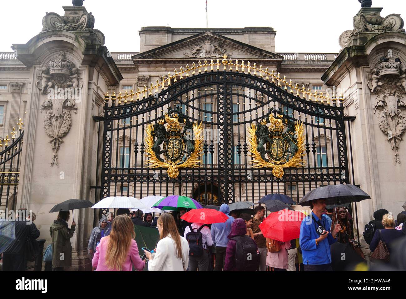 Members of the public gather outside Buckingham Palace in central ...