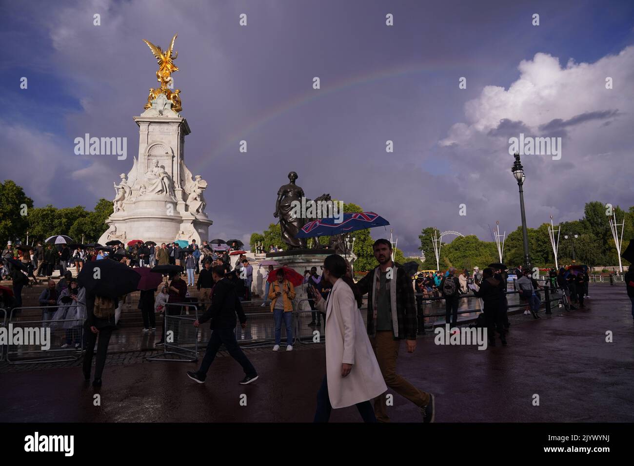 Rainbow over buckingham palace hi-res stock photography and images - Alamy