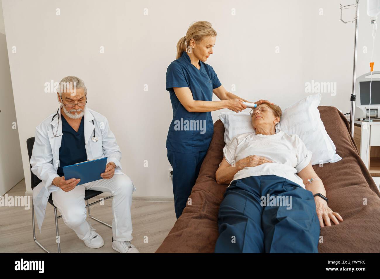 Close up of doctor measures patient's temperature with non-contact ...