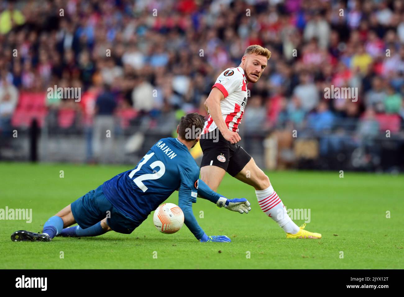 EINDHOVEN - (lr) Bodo/Glimt goalkeeper Nikita Haikin, Yorbe Vertessen ...