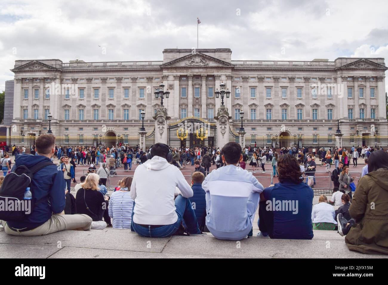 London, England, UK. 8th Sep, 2022. Crowds gather outside Buckingham ...