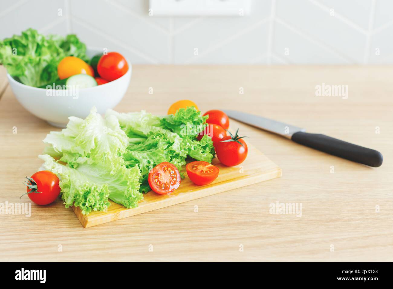 Kitchen lettuce hi-res stock photography and images - Alamy