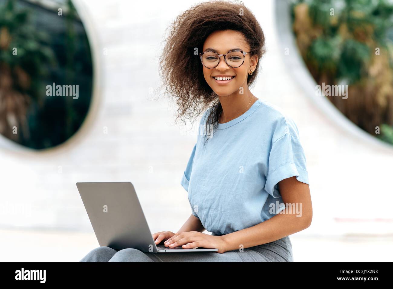 Photo positive business secretary hi-res stock photography and images ...