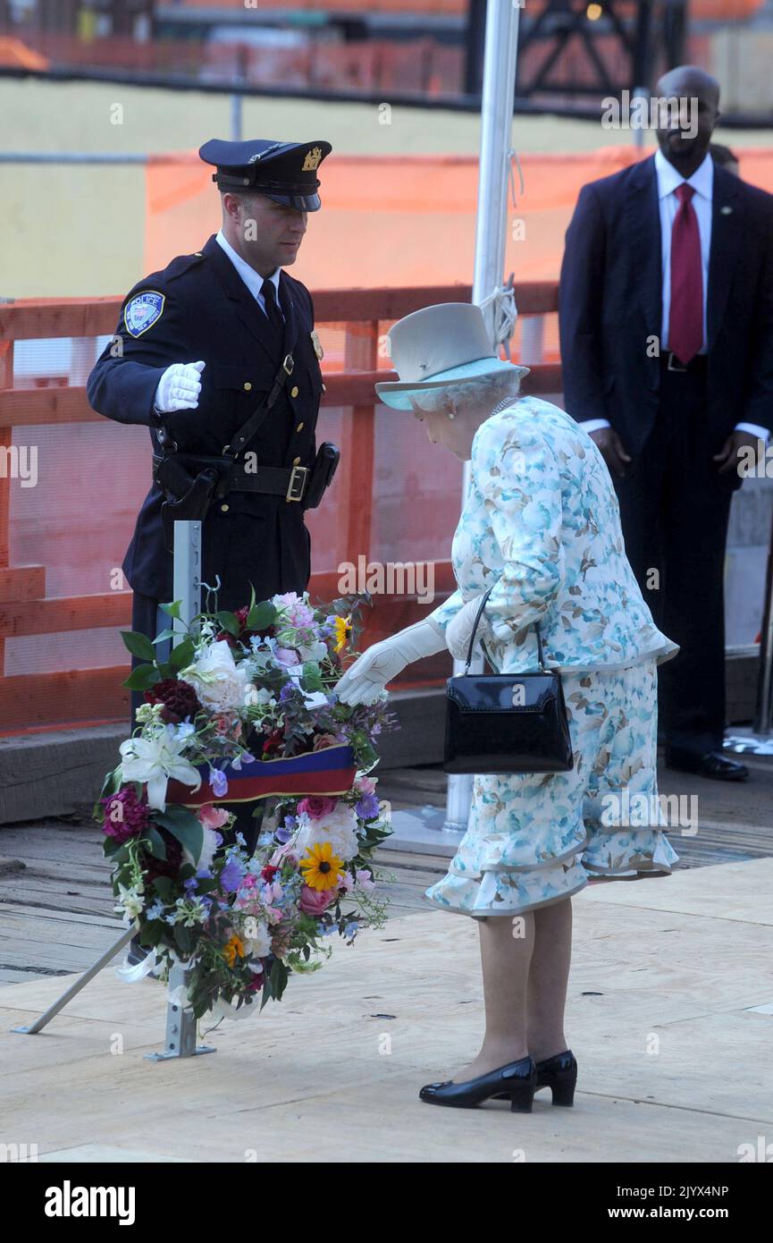 Queen elizabeth ii visits ground zero hi-res stock photography and ...