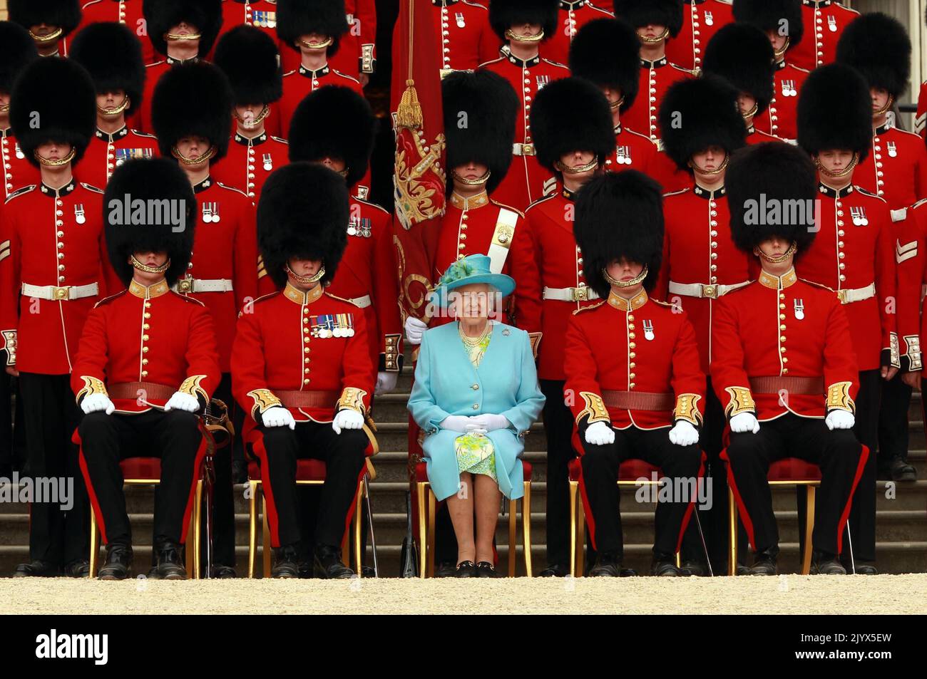 Queen grenadier guards 2013 hi-res stock photography and images - Alamy