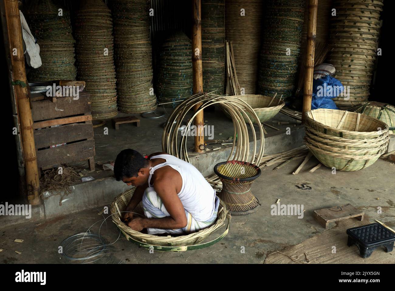 Dhaka, Dhaka, Bangladesh. 8th Sep, 2022. A man is making basket which is used to carry ...
