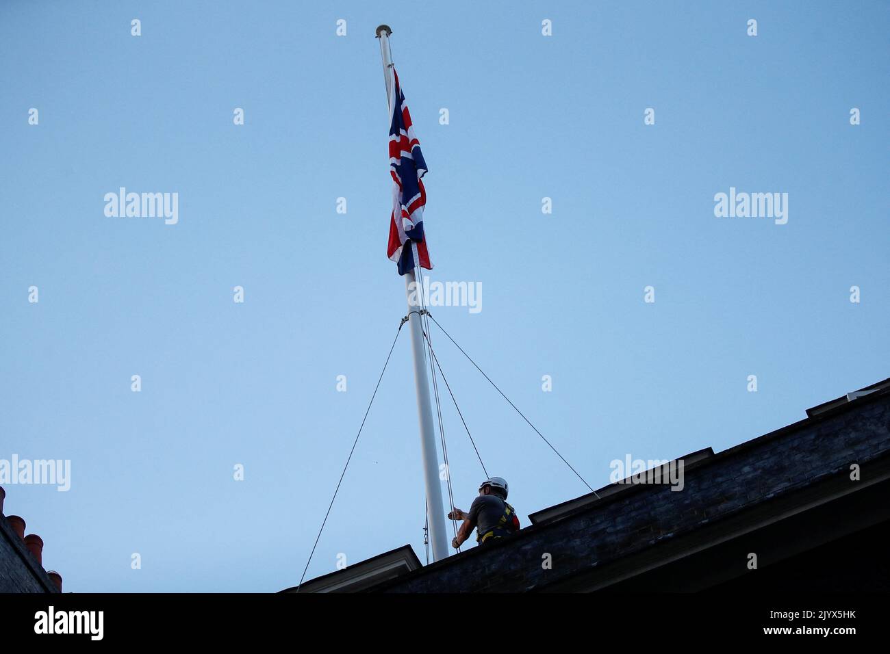 United nations flag half mast hi-res stock photography and images - Alamy