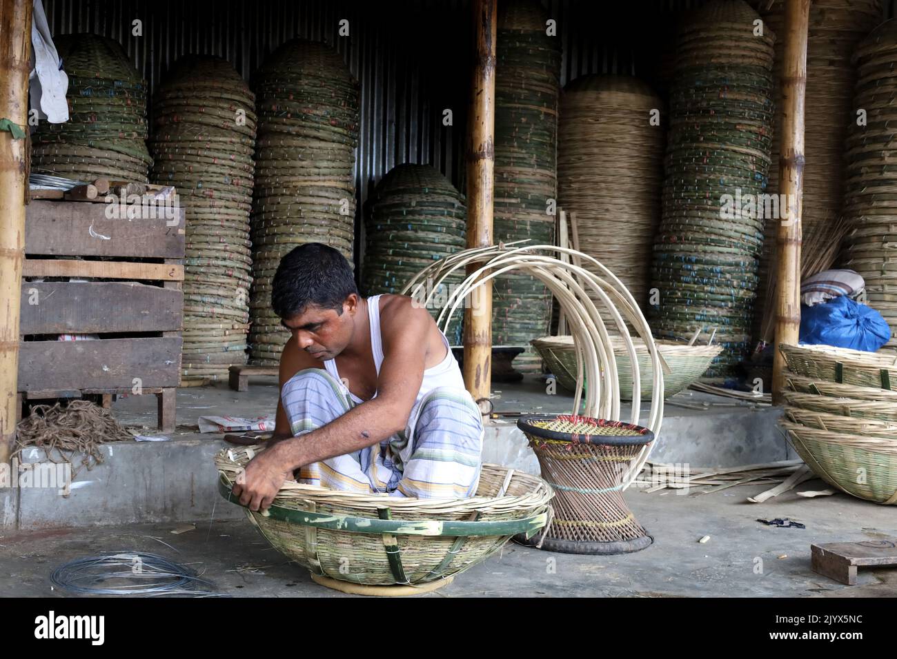 Dhaka, Dhaka, Bangladesh. 8th Sep, 2022. A man is making basket which is used to carry ...