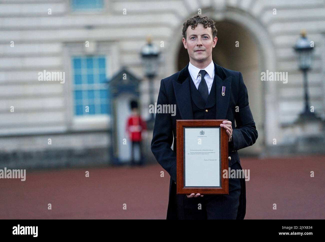 Queen elizabeth buckingham palace staff hi-res stock photography and ...