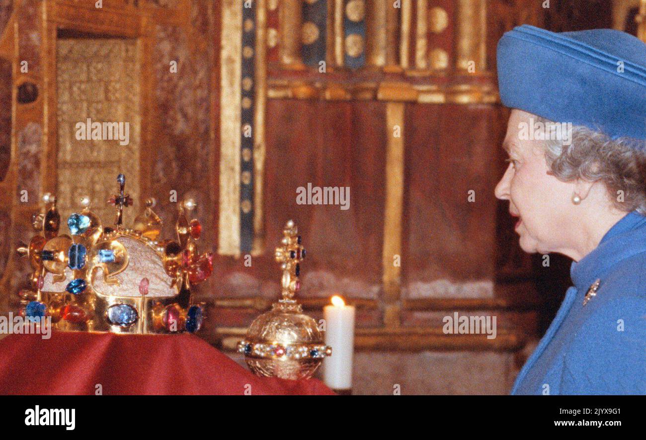 ***FILE PHOTO*** The Queen Elizabeth II views a copy of the Czech Crown ...