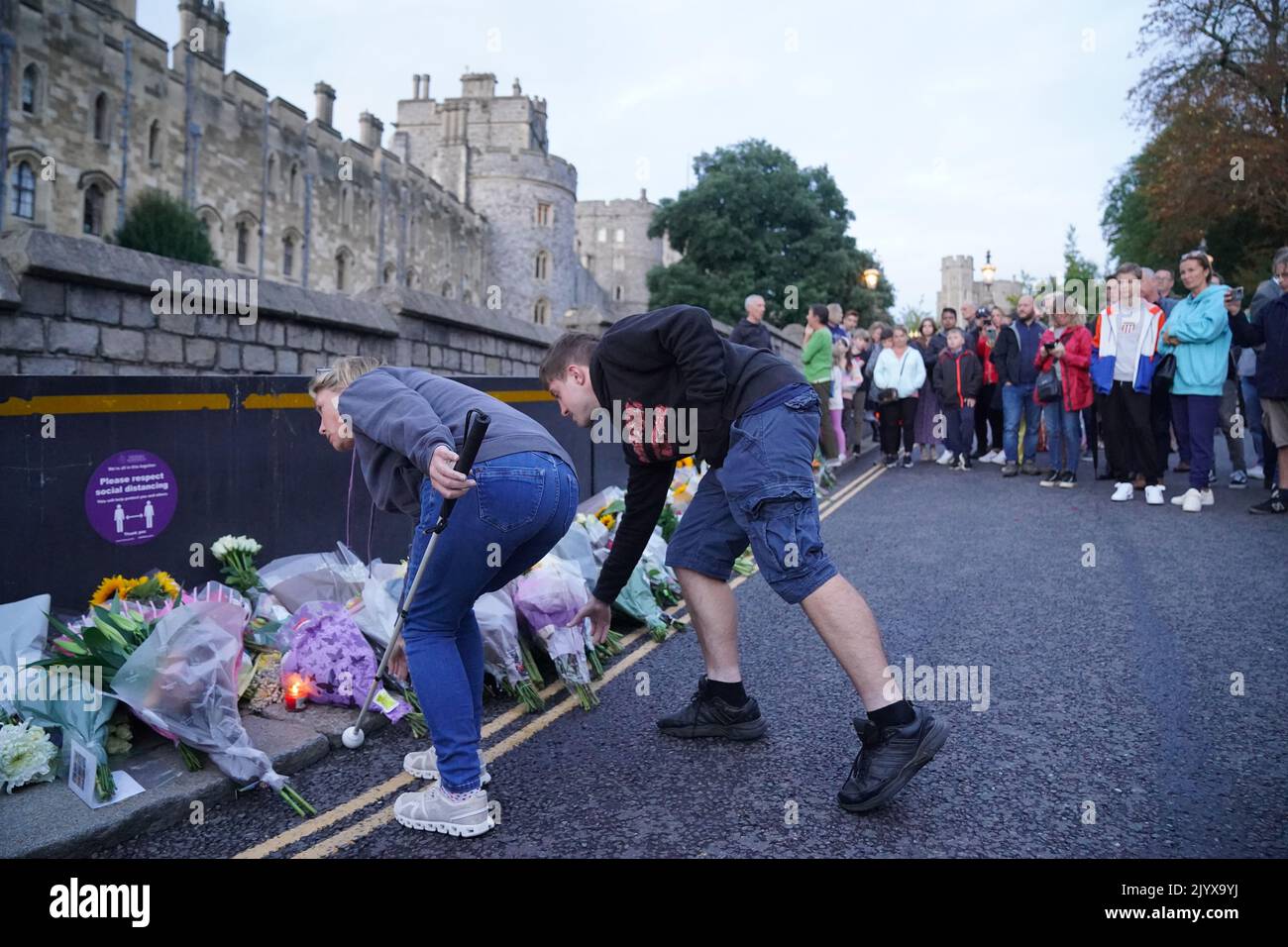 Laying flowers for the queen hi-res stock photography and images - Alamy