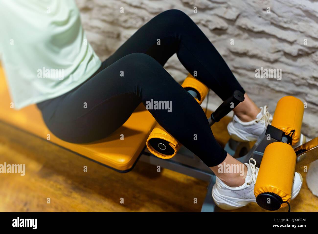 Woman doing ABS exercise in gym on the bench Stock Photo - Alamy