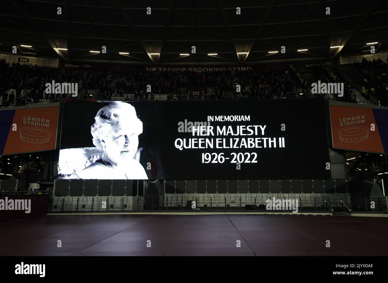 The big screen displays a message in memoriam following the ...
