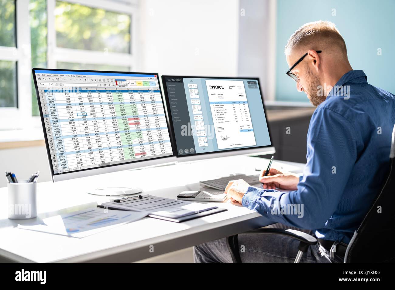 Calculation screen hi-res stock photography and images - Alamy