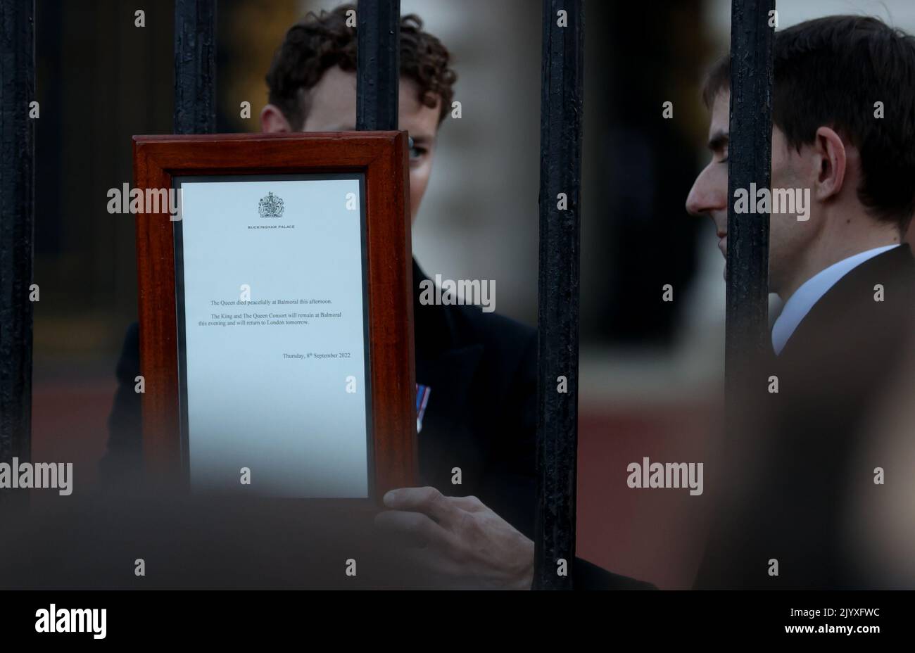 London, Britain. 8th Sep, 2022. A notice announcing the death of Queen ...