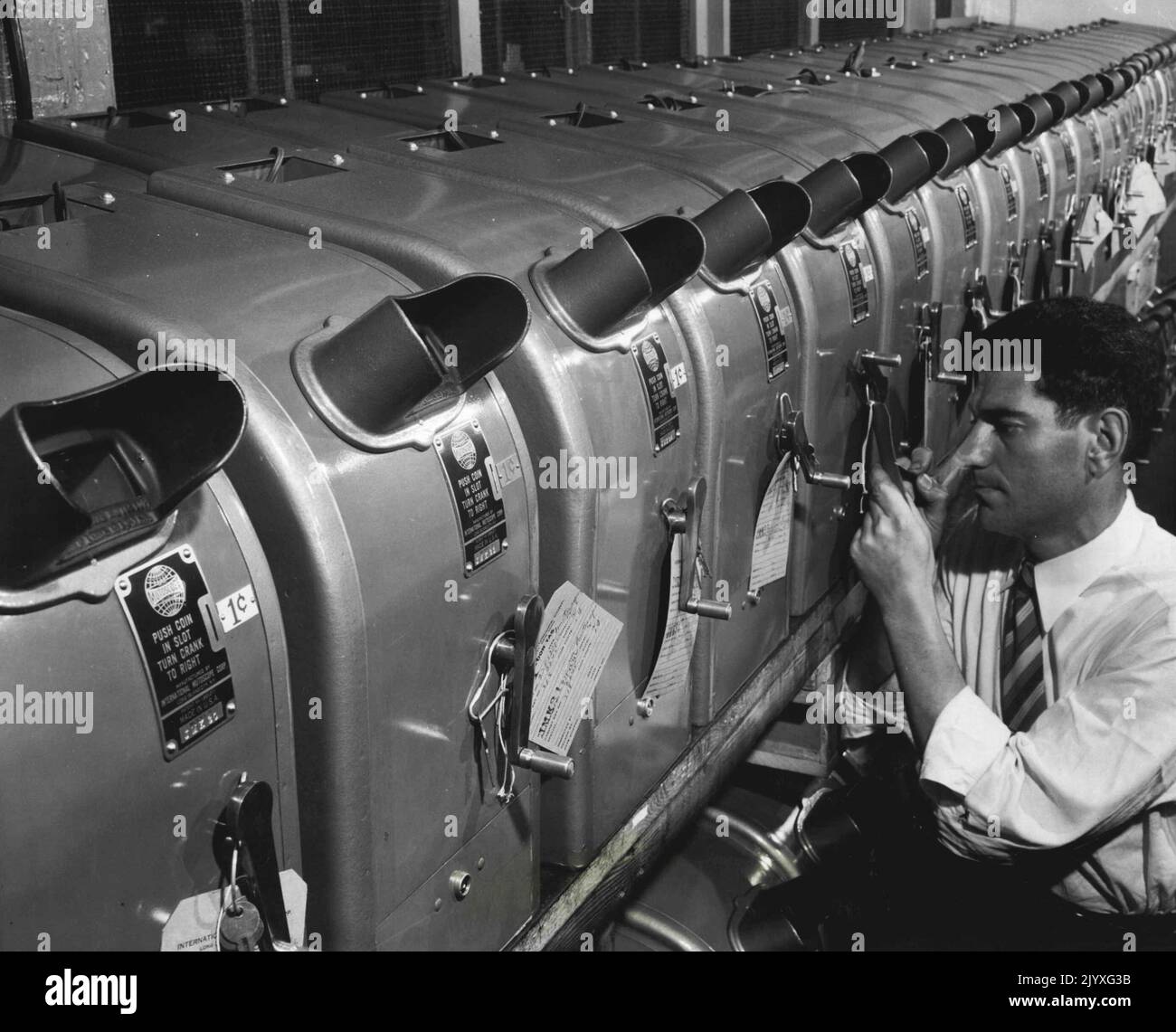 Mutoscope device hi-res stock photography and images - Alamy