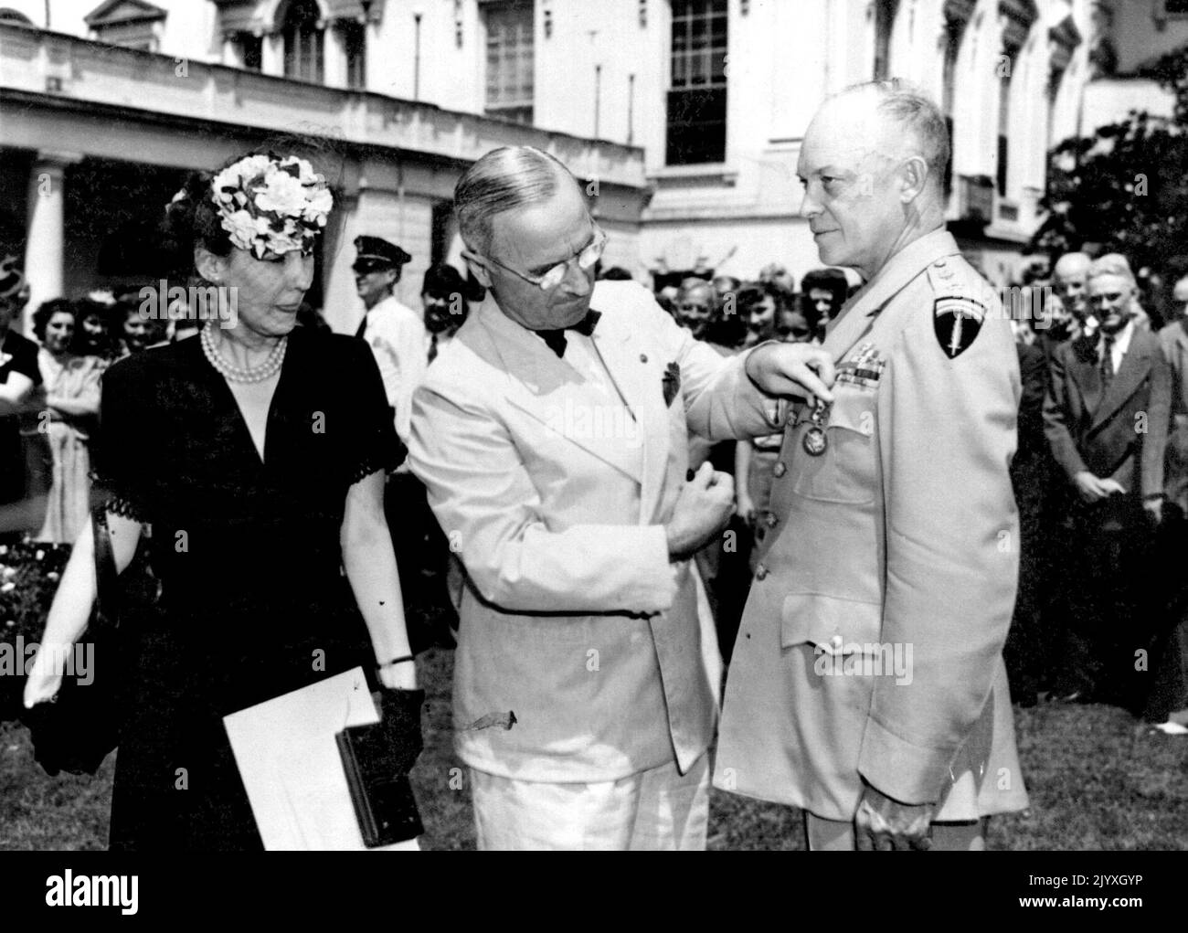 President Truman Decorates Eisenhower - In a brief ceremony at the ...