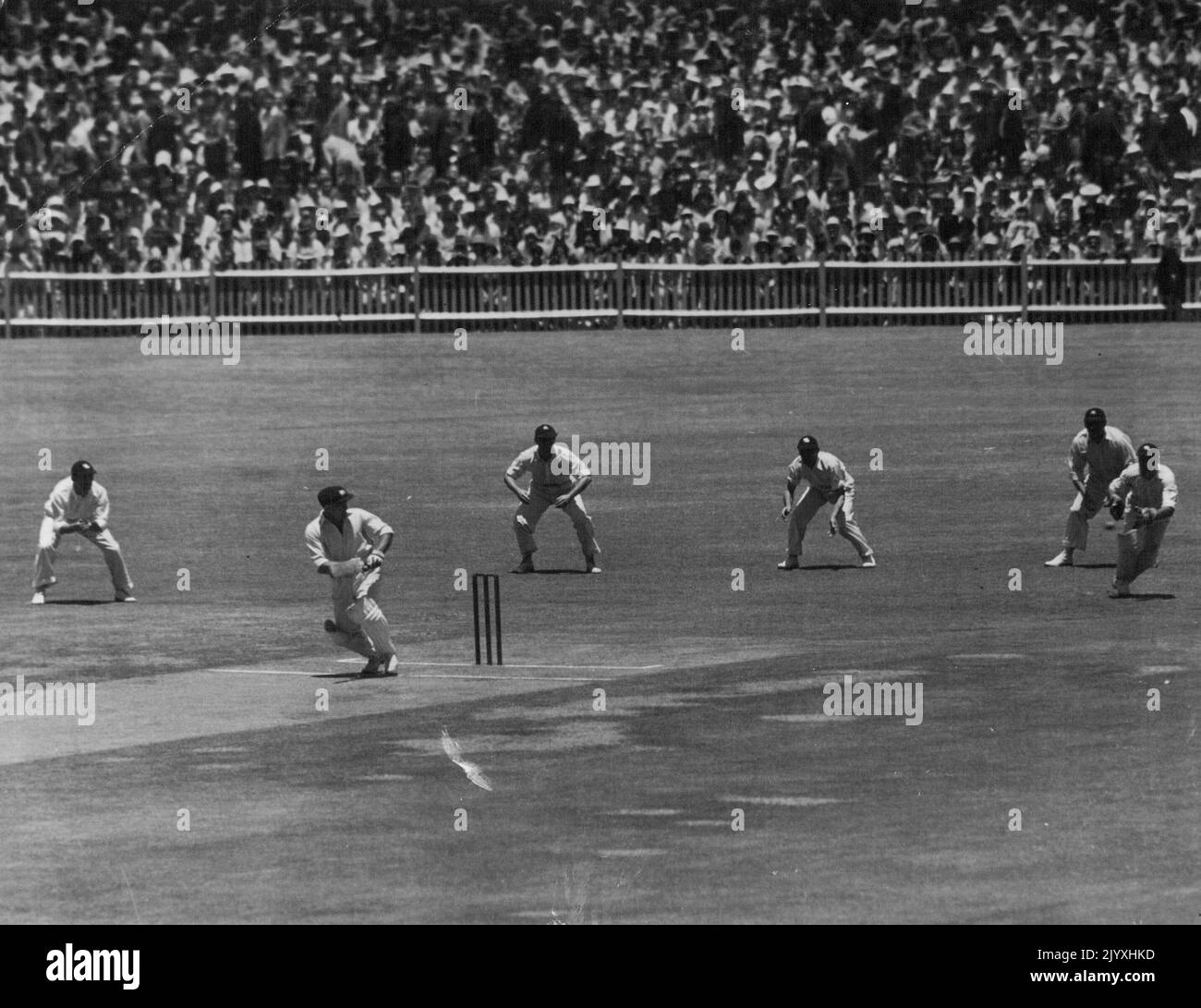 Sp-Cricket-tours-Eng. tour Aust - 1946. Second test action Dec., 1946 ...