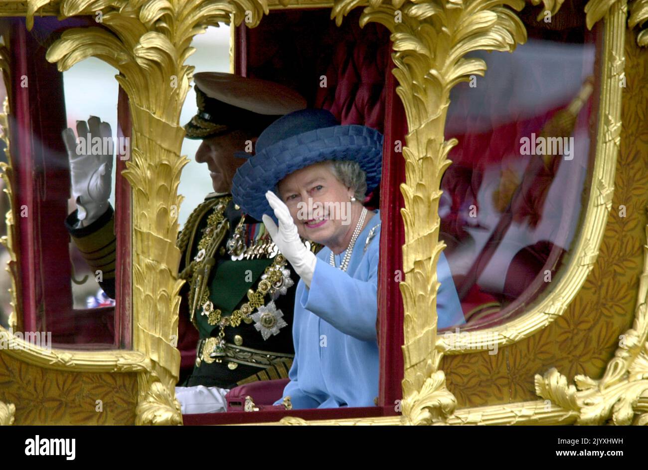 Queen gold state coach 2002 hi-res stock photography and images - Alamy
