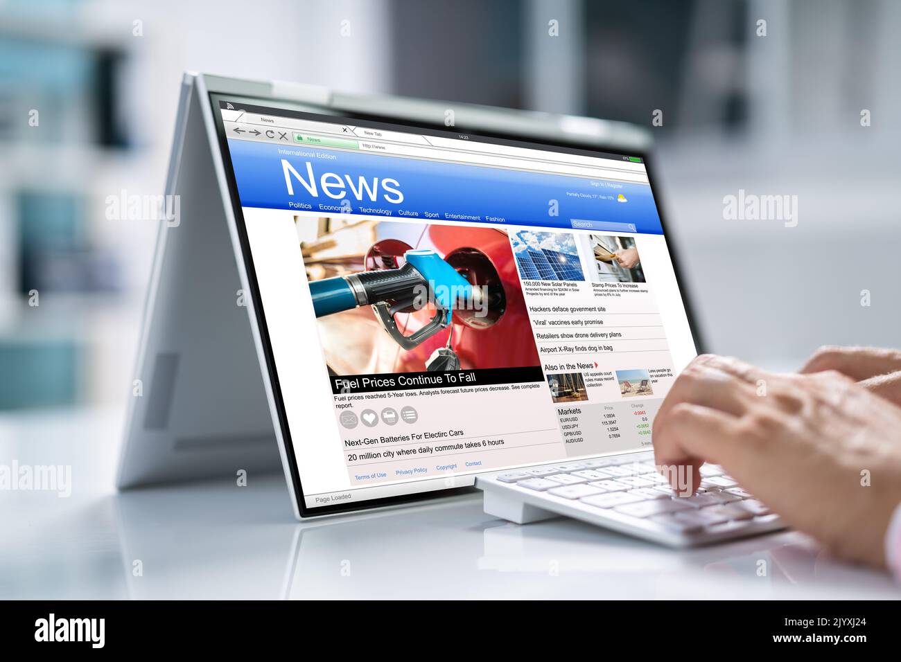Man watching computer screen hi-res stock photography and images - Alamy