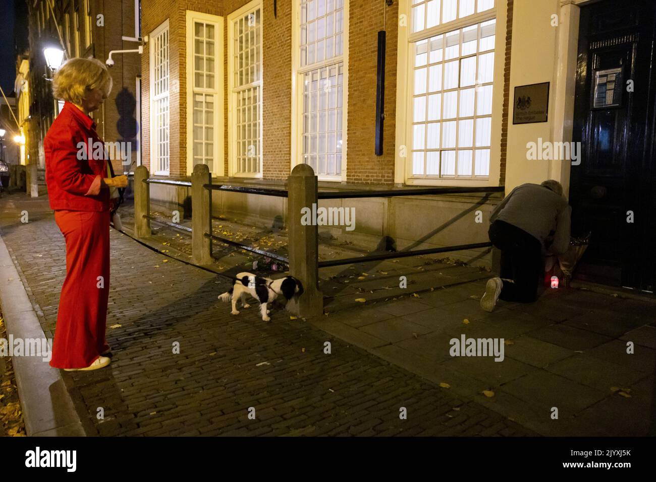 2022-09-08 21:12:04 THE HAGUE - Flowers at the British Embassy after ...