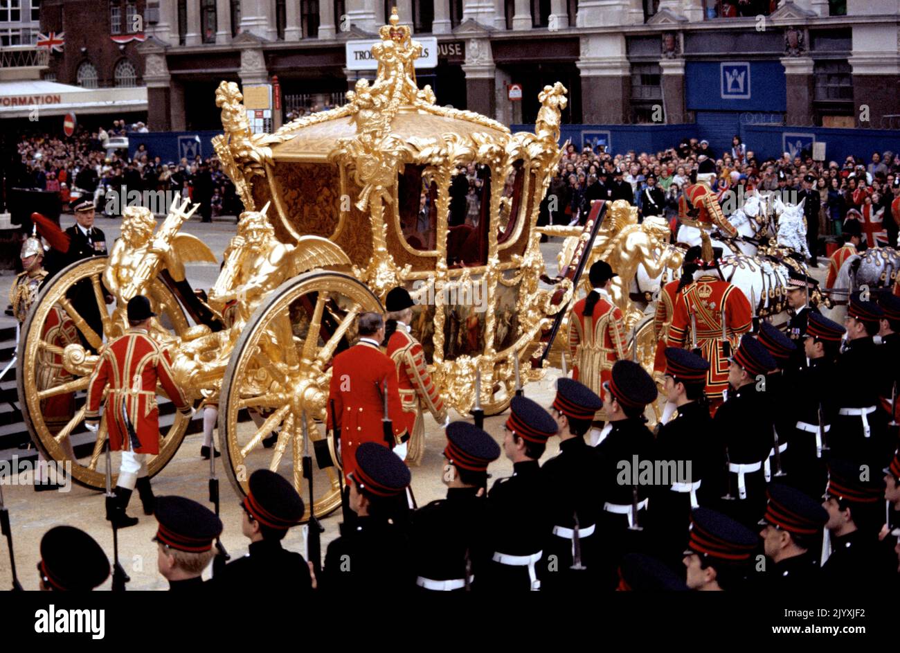 Queen silver jubilee 1977 golden coach hi-res stock photography and ...
