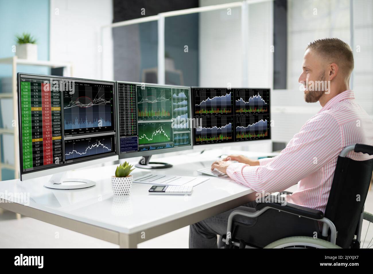 Man computer stock market hi-res stock photography and images - Alamy
