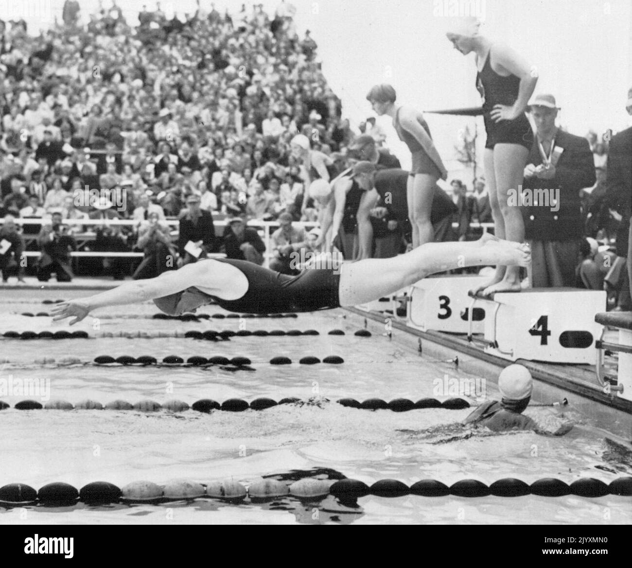 Vintage swimming pool black and white hi-res stock photography and ...