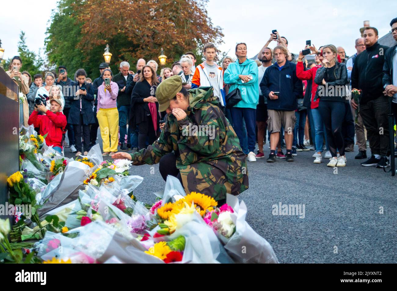 Windsor, Berkshire, UK. 8th September, 2022. A man fights back the tears as he lays flowers ...